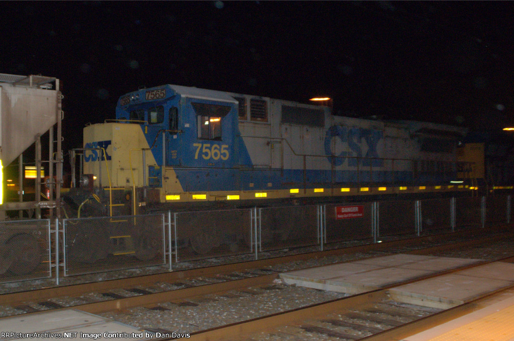CSX C40-8 7565 trails on Q439-26